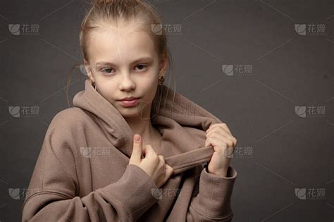 长头发扎成发髻的小女孩