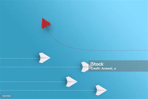 파란색 배경에 창조적 인 종이 비행기 리더십과 성공 Conceptgroup 의 백서 평면 한 방향으로 다른 방법으로 가리키는 하나의 빨간 종이 비행기 개념에 대한 스톡 사진