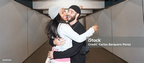 파노라마 샷 밤 생활 플래시 스타일 사진 젊은 연인의 연인의 부부는 오래된 대중 교통 복도 아래로 서로의 팔에 지하 지하철 복도에서 얼굴 마스크를 착용 2명에 대한 스톡