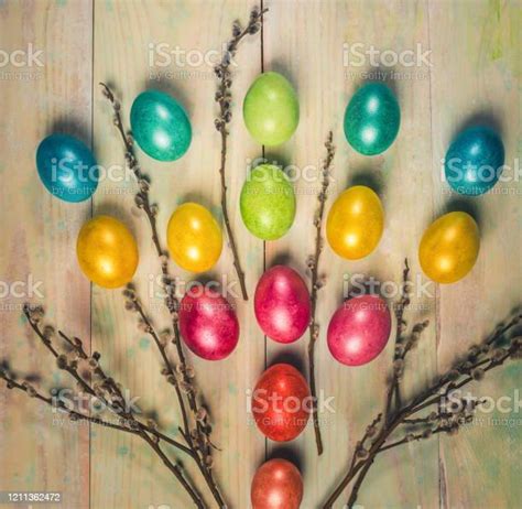 색상 부활절 달걀 나무 보드에 버드 나무 나뭇 가지와 부드러운 초점 부활절 축제 레이아웃 따뜻한 토닝 광장 사진입니다 0명에