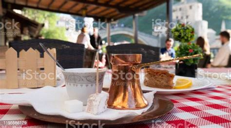 모스타르 올드 브리지를 배경으로 보스니아 헤르체고비나의 전경을 조망할 수 있는 전통적인 보스니아 커피 전통 터키 커피와 터키의 즐거움 개체 그룹에 대한 스톡 사진 및 기타
