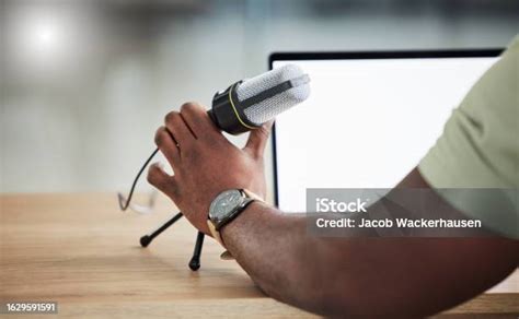 마이크 노트북 화면 라이브 스트리밍 라디오 및 스피커를 위한 사람의 손으로 모형 소셜 미디어 인플루언서 팟캐스트 디지털 및 콘텐츠 제작자를 위한 남자의 클로즈업과의