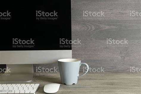 회색 배경에 데스크톱 컴퓨터와 미니멀 한 작업 공간 개념 0명에 대한 스톡 사진 및 기타 이미지 0명 공란 노트북