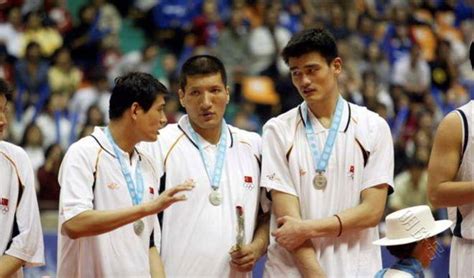 刘炜再谈中国男篮17年前的那场比赛中国篮坛连续发生好几件大事东方体育