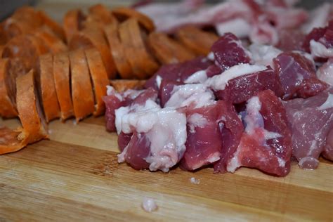 무료 사진 정육점 점심 준비 생고기 소시지 스튜 고기 맛 있는 고기 음식 돼지고기