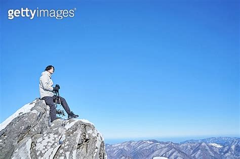대한민국 한국 겨울 하이킹 아웃도어 눈덮인산봉우리 산봉우리 산봉우리 산 산 지세 이미지 Jv13145466 게티이미지뱅크