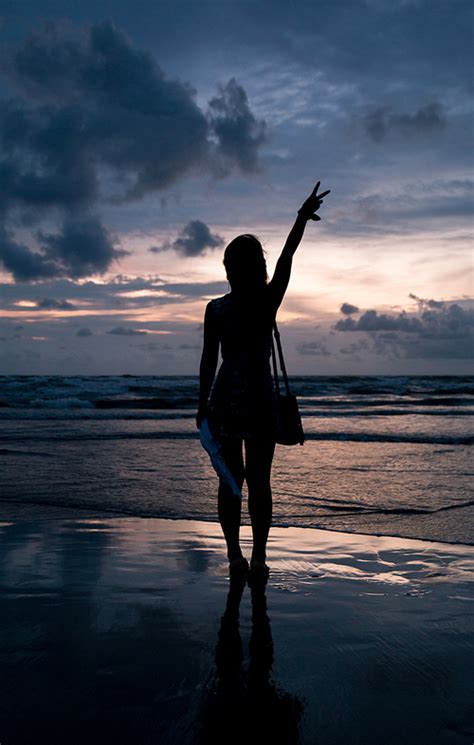 아름다운 석양속 여성의 실루엣 유토이미지 상세페이지 베이직샵 사진 20482728