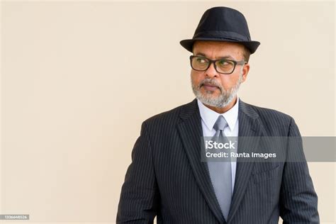 평범한 벽에 모자를 쓰고 있는 잘생긴 수염을 기르는 인도 남자의 초상화 40 49세에 대한 스톡 사진 및 기타 이미지 40 49세 경영자 계획 Istock