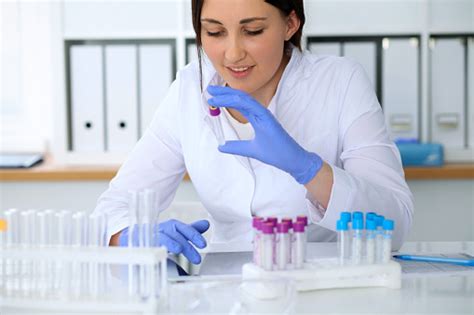 보호 안경 만드는 전문 여성 과학자의 실험실 시 약을 가진 실험 의학 및 연구 개념 Stem 주제에 대한 스톡 사진 및 기타