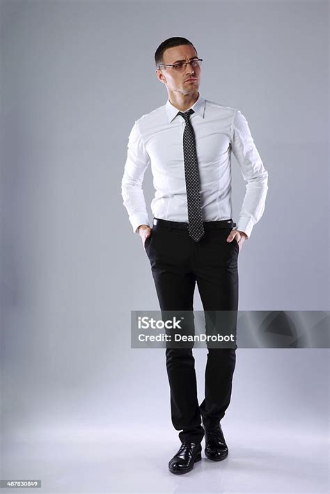 스튜디오 슛 선으로나 카메라를 향해 미소 짓는 생각에 잠긴 남자 사업가 가득 찬에 대한 스톡 사진 및 기타 이미지 가득 찬 갈색 머리 개발 Istock