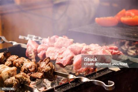 야외에서 금속 그릴에 시 케밥 요리 하는 과정입니다 Shashlik 바베 큐 그릴에 굽고 절인된 고기입니다 고기에 대한 스톡