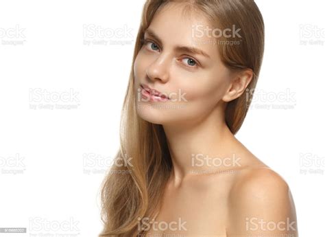 아름다움의 여자 얼굴 초상화입니다 완벽 한 신선한 깨끗 한 피부 색상 보라색 입술 레드 아름 다운 모델 소녀 금발의 긴 곱슬 머리 청년 고 피부 케어 개념 건강관리와 의술에