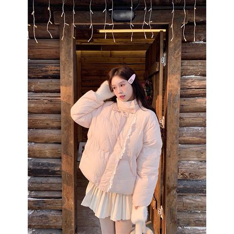 C278 🌸🌷 𝐒𝐭𝐫𝐚𝐰𝐛𝐞𝐫𝐫𝐲 𝐑𝐢𝐛𝐛𝐨𝐧 𝐃𝐨𝐰𝐧 𝐂𝐨𝐚𝐭 🍃🎀 ~ เสืัอโค้ทกันหนาวสีชมพูหวาน ปักลายโบว์ Shopee Thailand