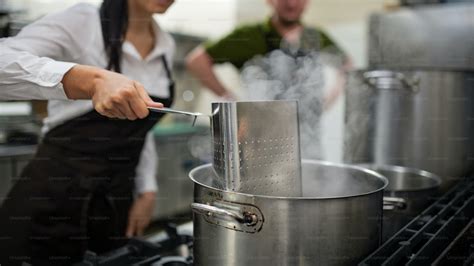 알아볼 수 없는 셰프이자 레스토랑 주방에서 실내에서 함께 요리하는 요리사 사진 Unsplash의 음식 이미지