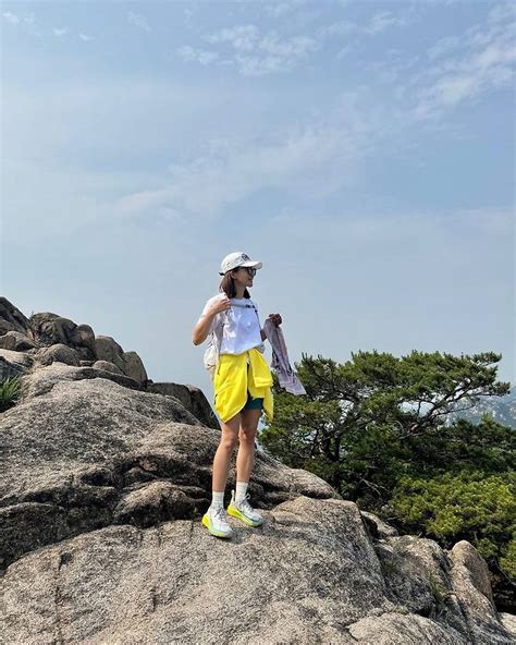 이시영 폭염주의보 뚫고 노란바람막이 입고 등산 라이프 뉴세이