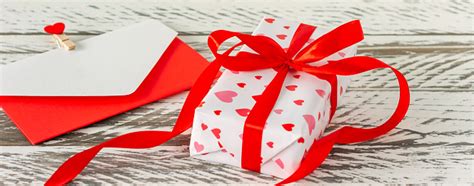 발렌타인 데이 선물 상자와 사랑의 편지 봉투 나무 배경에 종이 하트 발렌타인 데이 또는 생일에 대한 인사말 카드 개념에 대한 스톡 사진 및 기타 이미지 Istock