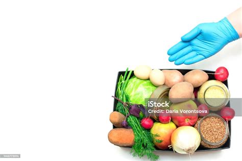 물품 야채 시리얼 및 과일로 가득 찬 기부 도움말 상자 복사 공간이 있는 배달 자선 단체를 위해 음식 상자를 들고 있는 보호 의료 손 장갑에 자원 봉사자 0명에 대한 스톡