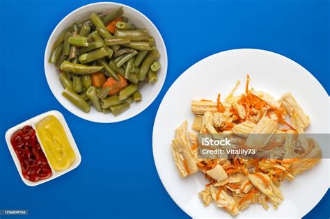 흰 접시에 콩 아스파라거스와 당근 샐러드 색깔의 배경에 대두 아스파라거스 아시아 음식 최고 보기 채식 음식 0명에 대한 스톡 사진 및 기타 이미지 Istock