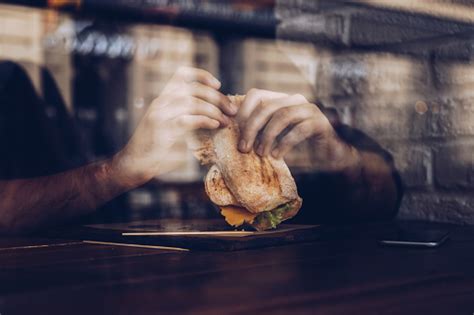 상세 샷 남자 그의 점심 시간을 사용 하는 창 옆에 앉아 작은 레스토랑에서 건강 한 치킨 샌드위치를 먹고 창 시 반사 촬영 건강한 생활방식에 대한 스톡 사진 및 기타 이미지