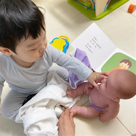 12개월 놀이 아기 인형으로 놀이하기
