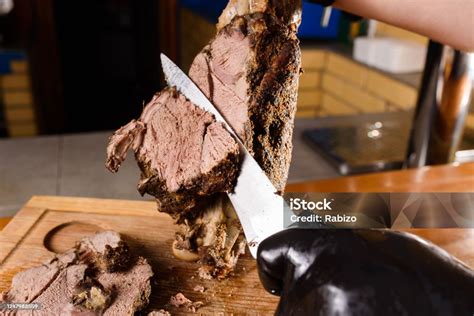 칼로 자른 돼지고기 튀김 돼지 고기의 큰 평화 고기를 자르는 것 요리사는 칼로 돼지 고기를 잘라 레스토랑용 육류 메뉴 광고 바베큐그릴에 대한 스톡 사진 및 기타 이미지