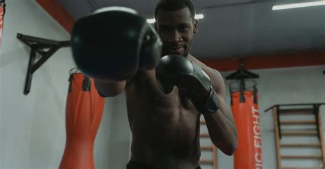 강렬함 개인 연습 건강 건장한 검은색 결단 결정된 경쟁력 있는 권투 권투 반지 권투 선수 권투 장갑 권투 체육관 근육질의 기술 남자 다이나믹한