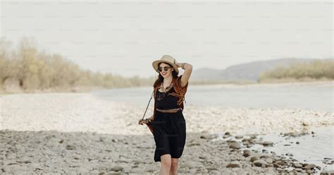 모자를 쓴 세련된 보호 여행자 여성 산의 워터 리버 비치 근처를 걷는 프린지 판초 집시 힙스터 소녀 방랑벽 여름 여행 대기 순간 텍스트 공간 사진