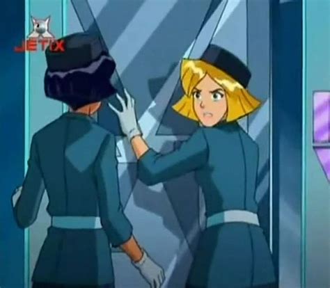 Pin By Erika On Sjull Sjy Skukk Totally Spies Aurora Sleeping