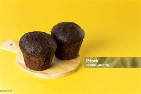 맛있는 초콜릿 컵 케이크 맛있는 초콜릿 머핀 나무 보드 노란색 배경 복사 공간 갈색에 대한 스톡 사진 및 기타 이미지 갈색 거품 내기 건강에 좋지 않은 음식 Istock
