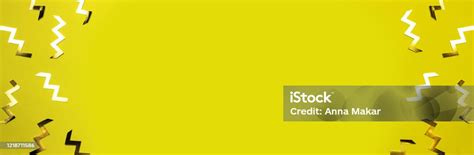 노란색 배경에 금 지그재그 모양의 색종이 축제 배경 또는 배너 상단보기 평평한 평신도 복사 공간 0명에 대한 스톡 사진 및 기타 이미지 Istock