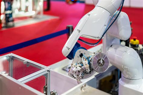 제조 공정에서 캐치 기어 또는 제품 공작물 중 자동 클램프 또는 척이있는 첨단 기술 및 정밀 로봇 그립 공장 산업 건물에 대한 스톡 사진 및 기타 이미지 Istock