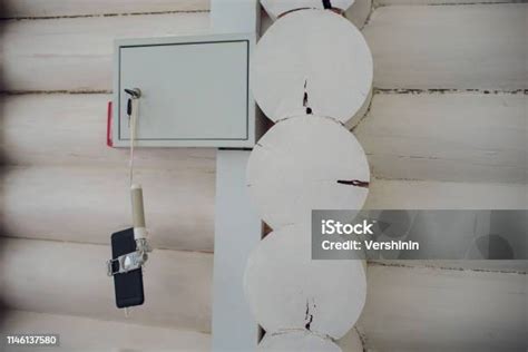 충전기로 충전 하는 스마트폰은 전원 콘센트에 꽂고 플레인 월에 매달려 있습니다 0명에 대한 스톡 사진 및 기타 이미지 0명 개념 개인 장식품 Istock