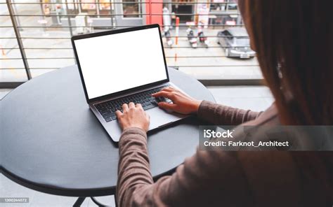 테이블에 빈 흰색 데스크톱 화면이있는 랩톱 컴퓨터를 사용하고 입력하는 여성 30 34세에 대한 스톡 사진 및 기타 이미지