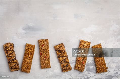 그 라 놀라 바 및 재료 건강 한 달콤한 디저트 간식입니다 견과류와 초콜릿 흰색 바탕에 딸기 시리얼 뮤 즐 리 바 상위 뷰 복사 공간입니다 건강한 생활방식에 대한 스톡 사진