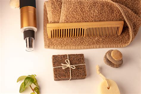 스파 및 웰빙 개념 천연 커피 스크럽 비누 오일 화장품 스프레이 박리 모래 돌 수건 천연 나무 헤어 콤 각질제거에 대한 스톡 사진 및 기타 이미지 Istock