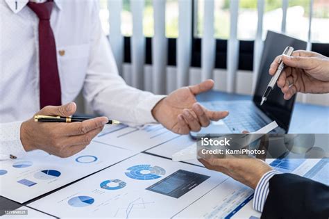 화이트 계산기를 누르는 영업 관리자의 클로즈업 그는 월별 결과와 공동 계획을 요약하기 위해 경영진과 판매 수치를 검토하고있다 영업 관리 개념 일함에 대한 스톡 사진 및 기타