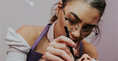 속눈썹 연장 절차에 아름 다운 젊은 여자입니다 화장품과 바디 케어 클로즈업 샷 사진 Unsplash의 에스테티션 이미지