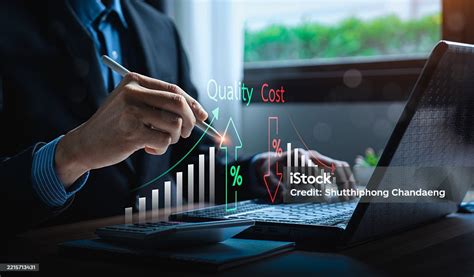 실업가와 함께 스타일러스를 사용하여 노트북에서 막대 차트 데이터를 분석하고 스마트 계획을 통해 효율성 가치 수익성을 높이는 사업가와 함께 품질 개선 및 비용 절감을 위한