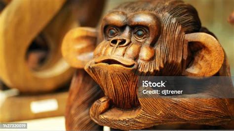 클로즈업 돌 나무 유리 및 금속으로 만든 다양한 기념품이 관광객을위한 선물 가게에 있습니다 0명에 대한 스톡 사진 및 기타 이미지 Istock