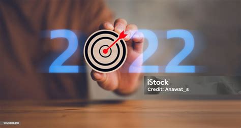 2022년 새해 및 목표 또는 대상 아이콘입니다 새해 사업 목표와 비전의 개념 사업가는 비즈니스 마케팅의 성공을위한 계획을 자신의 손에 명확하게 설정합니다 개념에 대한 스톡