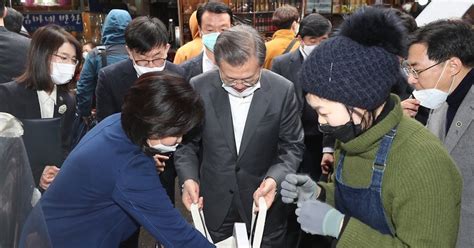 장바구니 든 문 대통령