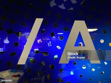 파란색 위쪽 또는 대문자 알파벳 또는 문자 A가 뒤따랐습니다 0명에 대한 스톡 사진 및 기타 이미지 0명 검은색 겨울