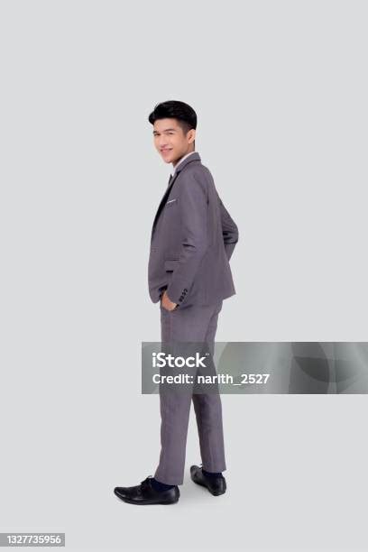 흰색 배경에 고립 된 자신감과 주머니에 정장 손에 젊은 아시아 사업가의 후방 보기 비즈니스 맨의 뒷면은 관리자 또는 임원 또는 직원 성공 전체 길이생각 전신에 대한 스톡