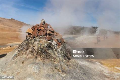 아이슬란드 나마피얄의 김이 모락모락 나는 푸마롤을 클로즈업한 이곳은 김이 모락모락 나는 수영장과 진흙 냄비의 독특한 풍경이 있는 인기 있는 지열 지대입니다 0명에 대한 스톡