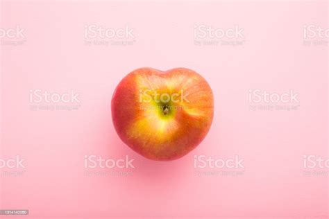 밝은 분홍색 테이블 배경에 붉은 사과의 심장 모양 신선한 과일 파스텔 색상 근접 촬영 하향 보기 사과에 대한 스톡 사진 및 기타