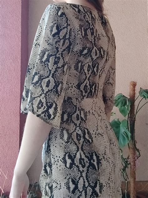 Міні сукня плаття в зміїний принт з широкими рукавами вирізом на нозі 155 грн Повсякденні