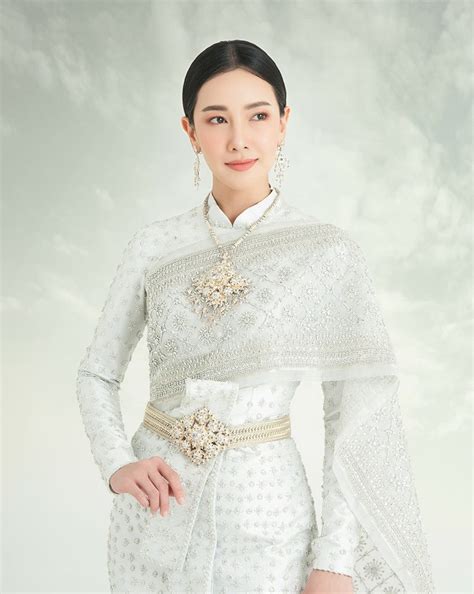 ชุดแต่งงานไทยศิวาลัย สวมใส่อย่างไรให้งามสง่า สะกดทุกสายตา