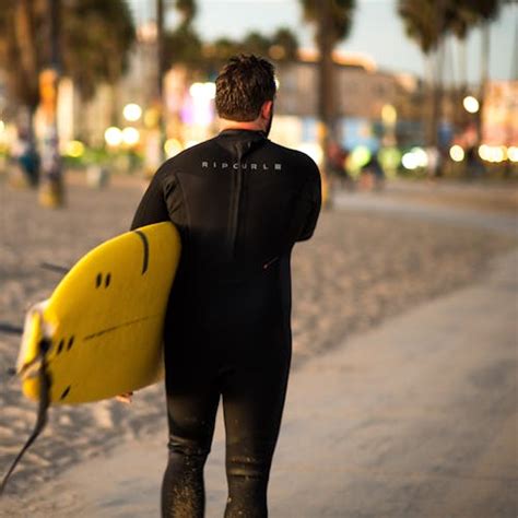 가판대 강가 군중 날씬한 뒷모습 라이프스타일 리조트 맨발 몸매가 좋은 바다 배경을 흐리게 서퍼 서핑 수영복 수영하는 사람 수직 쐈어 스포츠