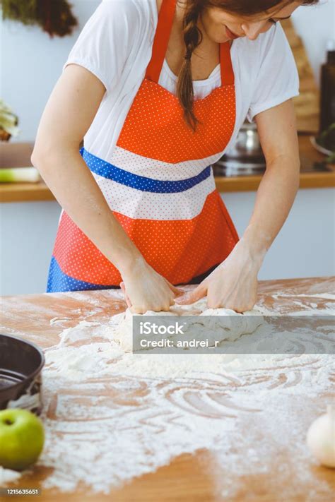 부엌에서 피자 또는 수제 파스타를 요리하는 젊은 갈색 머리 여자 나무 테이블에 반죽을 준비하는 주부 다이어트 음식 및 건강 개념 땋은 머리에 대한 스톡 사진 및 기타 이미지