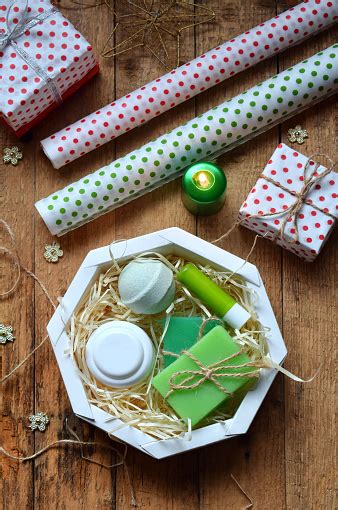 립스틱 비누 목욕 폭탄 바디 크림 화장품 선물포장 선물 상자 포장 종이 축제 훈장 및 전나무 나무 가지로 구성 기쁜 성 탄과 새 해 복 많이 받으세요 개념 공휴일에 대한